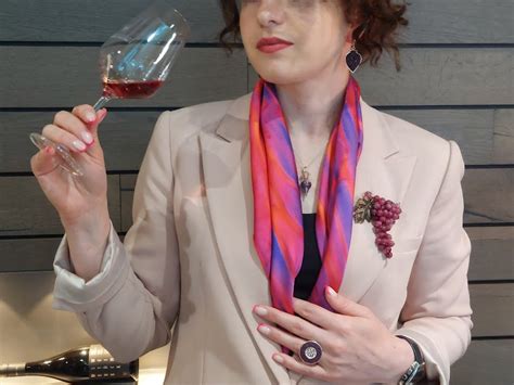 აბრეშუმის შარფი ღვინის ემოცია