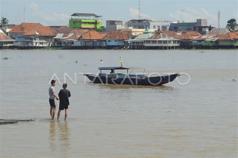 Penurunan Debit Sungai Musi Antara Foto