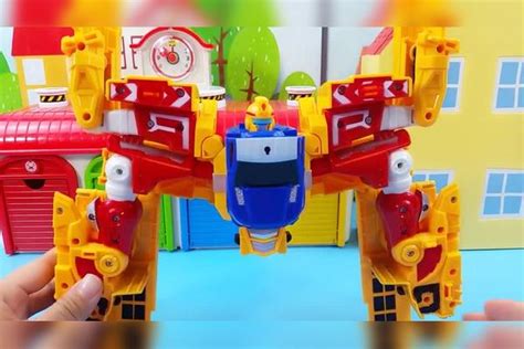 咖宝车神无敌超护巨人玩具，校巴车警车消防车和救护车合体机器人