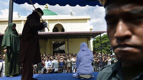 Foto Pelukan Di Depan Umum Sejoli Ini Dihukum Cambuk Di Aceh Foto