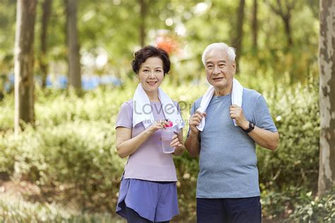 야외에서 운동을 하고 휴식을 취하고 물을 마시는 노부부 사진 무료 다운로드 Lovepik