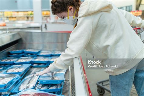 전염병 시간 쇼핑 슈퍼마켓에서 고기를 사는 보호 마스크와 장갑을 착용한 한 젊은 여성 보호 마스크에 대한 스톡 사진 및 기타 이미지 보호 마스크 고기 쇼핑 Istock