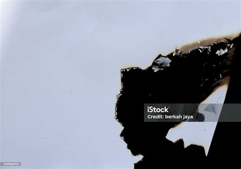 텍스처 오버레이를위한 구운 종이 프레임 탄 얼룩 배경이있는 손상된 백서 디자인 요소에 대해 빈 찢어진 용지 가장자리 가장자리에 대한 스톡 사진 및 기타 이미지 Istock