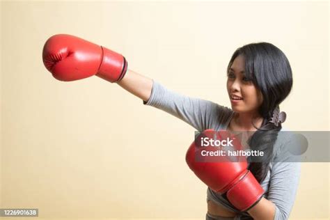 빨간 권투 장갑을 가진 젊은 아시아 여자입니다 권투 글러브에 대한 스톡 사진 및 기타 이미지 권투 글러브 귀여운 베이지 Istock
