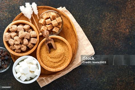 흰 설탕 지팡이 설탕 큐브 어두운 갈색 테이블 콘크리트 배경에 대나무 그릇에 캐러멜 설탕의 다른 종류를 모듬 상단 뷰 또는 플랫 레이 0명에 대한 스톡 사진 및 기타 이미지