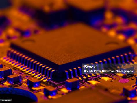 다채로운 라이트 페인팅 기술을 사용하여 강조 표시된 마더보드의 컴퓨터 처리 칩 0명에 대한 스톡 사진 및 기타 이미지 0명 Cpu 계산함 Istock