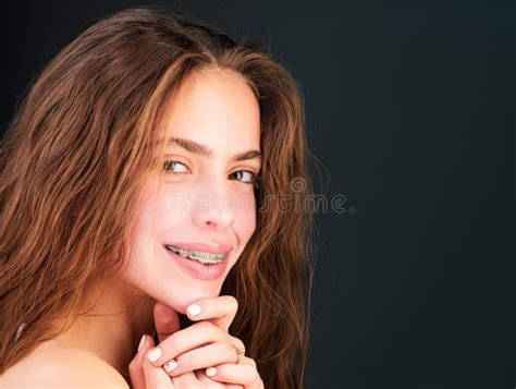 Ortodontia E Odontologia Garota Sorridente Com Aparelho Alinhamento Dos Dentes Imagem De