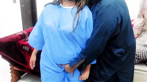 Un docteur pakistanais exhibe sa bite devant une infirmière Puis ils font une sodomie avec