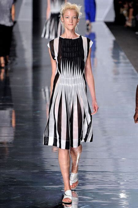 Увеличить грудь уменьшить талию самые необычные варианты комбинации полосок для летних образов