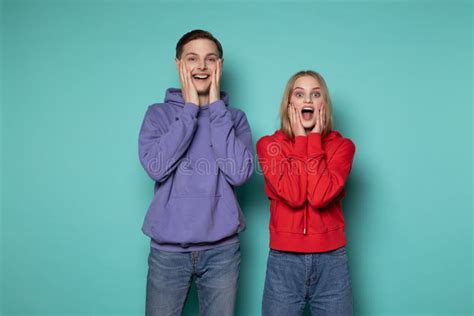 Retrato De Pares Hermosos Jovenes En La Ropa Casual Que Grita En Sorpresa O Placer Y Que Toca