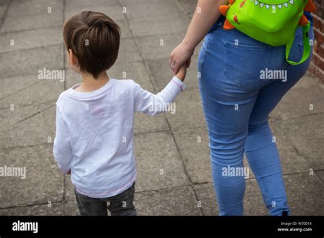 Madre E Figlio Che Si Tengono Per Mano Immagini E Fotografie Stock Ad