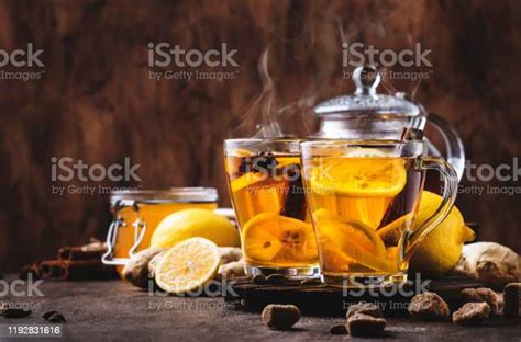 생강 꿀 레몬 향신료를 곁들인 겨울 또는 가을 뜨거운 치유 차와 스팀 소박한 나무 배경이 있는 유리 컵 감기와 독감에 대한 스톡