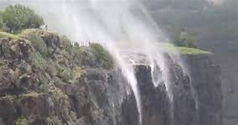 ఇన్‌స్టా రీల్స్ కోసం ఫీట్ తలకోన జలపాతంలో పడి యువకుడి మృతి