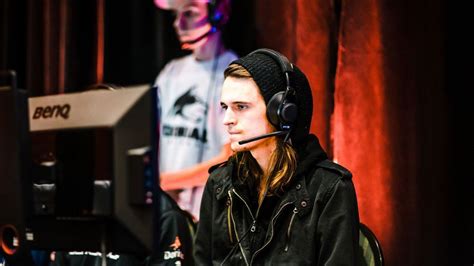 Hanging Up The Sticks A Look At Mikwen And Halo Espn