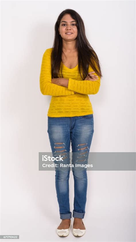 무기와 서 흰색 배경에 대해 교차 하는 동안 웃 고 젊은 행복 한 인도 여자의 전신 샷 20 24세에 대한 스톡 사진 및 기타