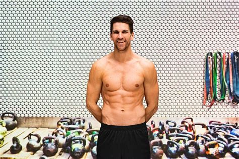 체육관의 헬스 클럽에서 운동하는 백인 남성 강사는 스포츠 의류를 입고 강도 훈련과 약 공을 들고 운동 장비를 사용하여 활동적입니다 30 34세에 대한 스톡 사진 및 기타