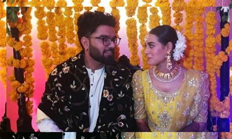 iqra aziz and yasir hussain breaks the dance floor at their mehndi