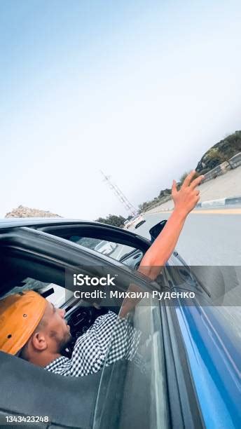 자동차 도로 여행 앞 좌석에 앉아 창에서 손을 제기 하는 사람 속 편함에 대한 스톡 사진 및 기타 이미지 속 편함 하이 앵글 행복 Istock