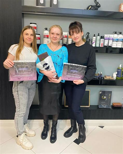 САЛОН КРАСОТЫ В УРУЧЬЕ Обучение Третий день ⠀ Поздравляем наших учениц с завершением курса ♥️
