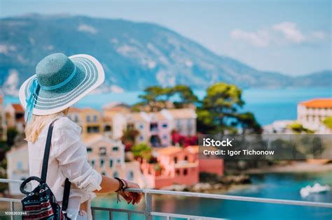 블루 Sunhat과 흰색을 입고 관광 여자 화창한 날에 즐기는 보기 다채로운 조용한 마 아소스의 옷 그리스 여행 휴가 Kefalonia 여름 시간에 방문 하는 세련 된 여성