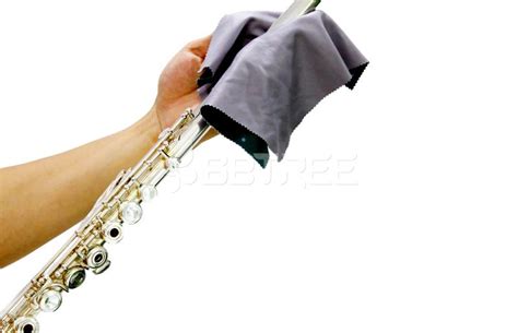 플룻을 닦는 손 김찰칵 사진 플룻 닦다 관리하다 플루트 준비 보관 악기관리 손질 악기손질 천 음악 연주자 사람 손 플루트 사람