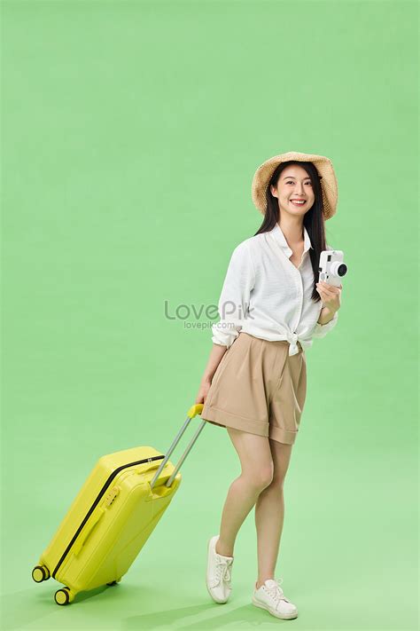 카메라를 손에 들고 외출하는 젊은 여성 사진 무료 다운로드 Lovepik