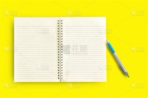 笔记本，黄色背景上的钢笔。