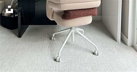 컴퓨터와 의자가 있는 책상 사진 Unsplash의 무료 핑크 아이맥 이미지