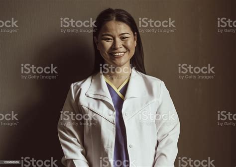 행복한 의사 나 간호사는 회색 배경에 고립 된 카메라를보고 광범위하게 미소 희망 개념 착색 된 이미지 간호사에 대한 스톡 사진 및 기타 이미지 Istock