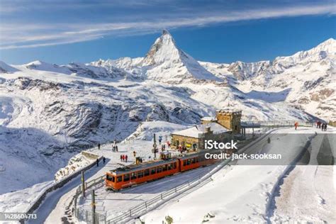 체르마트 고너그라트에서 눈 덮인 철도를 타고 가는 빨간 케이블카 열차 스위스에 대한 스톡 사진 및 기타 이미지 스위스 체르마트 겨울 Istock