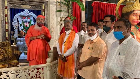 s t somashekar calls on ganapathy swamiji star of mysore
