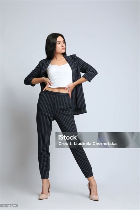 밝은 배경에 공식적인 양복을 입은 아름다운 여성의 전체 길이 초상화 비즈니스 복장 검은색에 대한 스톡 사진 및 기타 이미지 검은색 기업 비즈니스 단정한 사무복