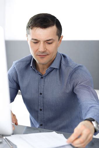 현대 사무실에서 컴퓨터와 함께 작업 하는 사업가 직장에서 남성 사업가 또는 회사 책임자의 헤드샷 비즈니스 컨셉 30 39세에 대한 스톡 사진 및 기타 이미지 Istock