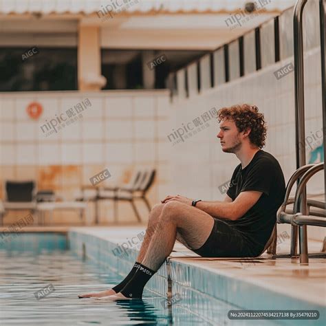 AI创作图坐在游泳池边上 坐在池边 站在池边 坐在游泳池边 在游泳池里迷路的人 等游泳 秃头游泳池畔 水池旁 站在水池 休闲运动游泳 独自一人游泳 大学游泳池 男性水池冷静 水池边的游客 游泳