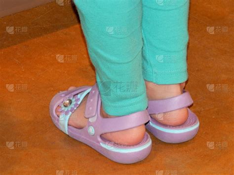 女孩 凉鞋 小的 美国 水平画幅 足 夏天 裤子 鞋子 绿松石色