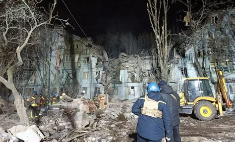 У Запоріжжі росіяни зруйнували підїзд багатоповерхівки — є загиблі ФОТО Читайте на Ukr Net