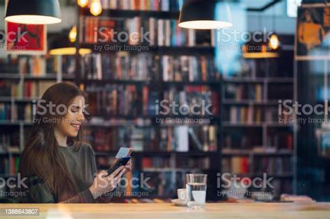 카페에서 온라인 쇼핑을 위한 스마트폰과 신용카드를 사용하는 여성 20 24세에 대한 스톡 사진 및 기타 이미지 20 24세 Brand Name Smart Phone