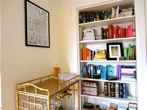 The Peak Of Très Chic Needing Wanting Loving A Color Coded Bookshelf