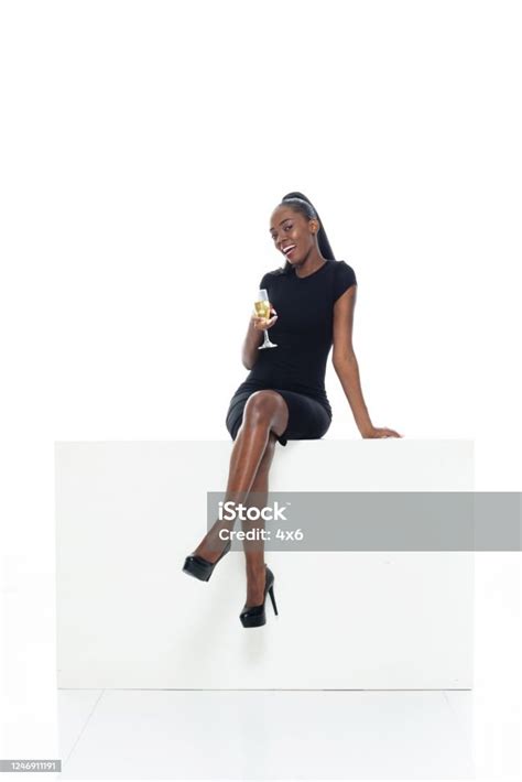 흰색 배경 앞에서 드레스를 입고 상자를 들고있는 아프리카 계 미국인 인종 젊은 여성 20 29세에 대한 스톡 사진 및 기타 이미지 20 29세 25 29세 검정 머리