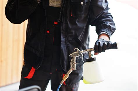 제복을 입고 인공 호흡기를 착용한 남자 세차 센터 직원 뜨거운 스팀 청소기로 자동차 내부를 청소하는 사람 자동차 디테일링