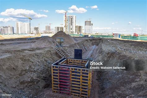 우수 및 지하 유틸리티 펌프 스테이션 하수파이프를 구성하기위한 거푸임 프레임의 콘크리트 더미 난방 시스템을 건설 현장의 콘크리트 하수도 우물 구조에 연결합니다 0명에 대한