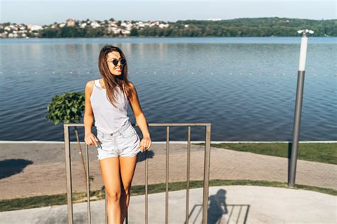 긴 머리를 가진 예쁜 젊은 갈색 머리 소녀 호수 근처 공원에서 야외 휴식 갈색 머리에 대한 스톡 사진 및 기타 이미지 갈색 머리 강 고독 부정적인 감정 표현 Istock