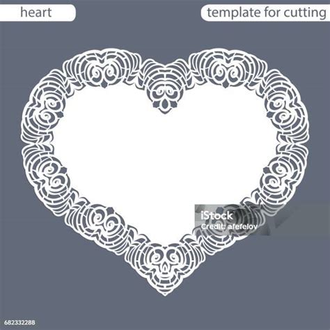 오픈 워크 테두리와 인사말 카드 케이크 아래 종이 Doily 마음의 형태로 절단을위한 템플릿 발렌타인 카드 결혼식 초대장 장식 플레이트는 레이저 컷 벡터 일러스트레이션입니다