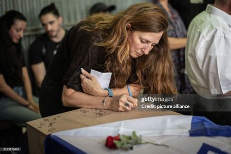 Ricarda Louk Writes On The Coffin Of Her Daughter Shani Luk A News