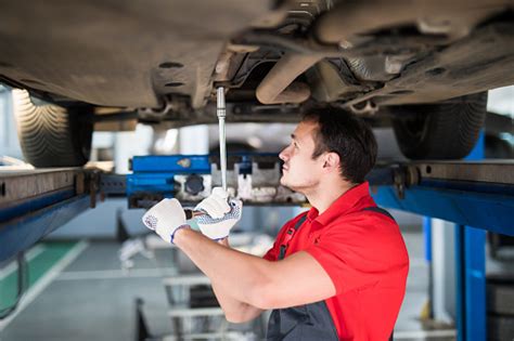 자동차 수리 서비스에서 해제 자동차에서 일하는 전문 자동차 정비사 남자 기계공에 대한 스톡 사진 및 기타 이미지 기계공 기술자 백인종 Istock