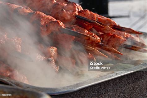 바베 큐 그릴에 준비에 고기 Shashlik를 절인 로스트 쇠고기 케밥 증기와 연기에 바베 큐에 숯불 고기 꼬치의의 근접 촬영 갈색에 대한 스톡 사진 및 기타 이미지