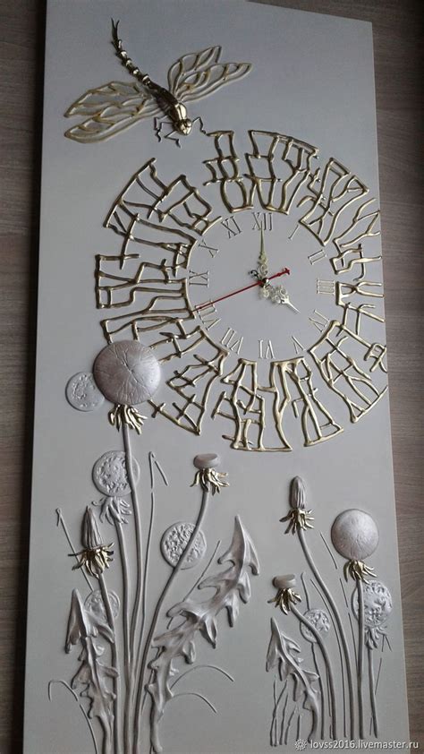 Часы для дома ручной работы Часы барельеф настенные ручной работыЗолотая стрекоза в белом
