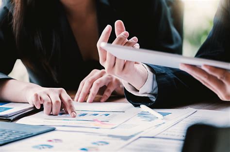 회의실 비즈니스 미팅 컨셉에서 스마트 랩톱 컴퓨터로 비즈니스 재무 보고서를 논의하는 비즈니스 사람들의 클로즈업 가리키기에 대한