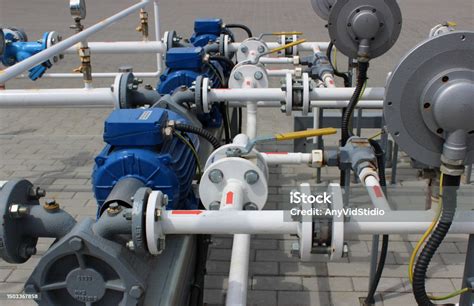 자동차 주유소에서 가스를 펌핑하기 위한 장비 및 배관 작업 0명에 대한 스톡 사진 및 기타 이미지 0명 가솔린 건축물 Istock