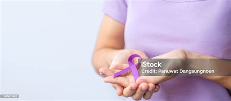 폭력 췌장 식도 고환암 알츠하이머 간질 루푸스 유육종증 및 섬유 근육통에 대한 보라색 리본 인식의 달과 세계 암의 날 개념 10월에 대한 스톡 사진 및 기타 이미지 Istock